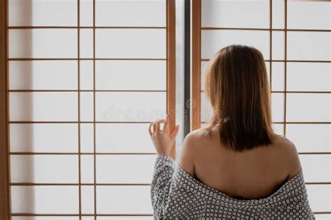 Garota Sexy Vestindo Yukata No Corpo Inferior E Nua Na Parte Superior Foto De Stock Imagem De