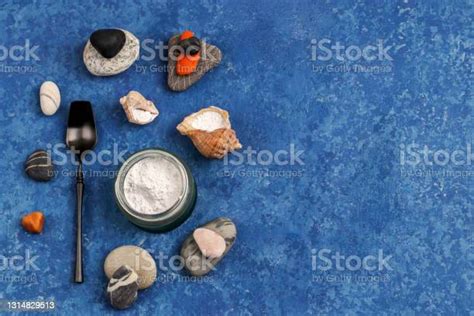 푸른 배경의 돌 들 사이 유리 항아리에 가수 분해 해양 콜라겐 분말 천연 보충제 건강한 라이프 스타일 개념 복사 공간 0명에 대한 스톡 사진 및 기타 이미지 Istock