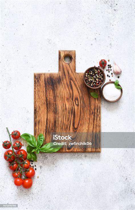 다양한 향신료 부엌 보드에 체리 텍스트 공간을 복사합니다 음식 요리를위한 주방 재료 개념에 대한 스톡 사진 및 기타 이미지