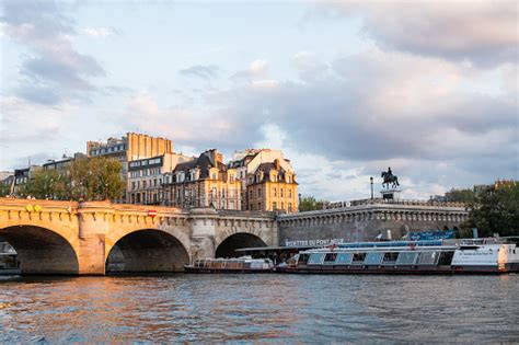 퐁 노이프 는 파리의 센 강 건너편에있는 가장 오래된 서있는 다리입니다 강에 대한 스톡 사진 및 기타 이미지 Istock