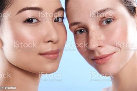 가까이의 웃는 다른 인종 매력적인 여자는 파란색 배경으로 설정 메이크업 화장품에 대한 스톡 사진 및 기타 이미지 메이크업 화장품 사람 얼굴 아름다움 Istock