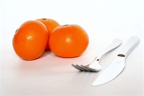 무료 이미지 포크 주방용 칼 과일 주황색 식품 생기게 하다 금속 닫기 먹다 식기류 클레멘 타인 감귤류