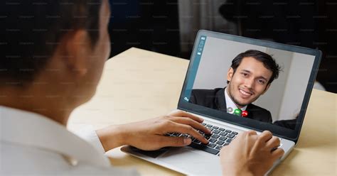 가상 작업 공간 또는 원격 사무실에서 만나는 화상 통화 사업가 스마트 비디오 기술을 사용하여 전문 기업 비즈니스의 동료와 소통하는 원격 근무 전화 회의 사진