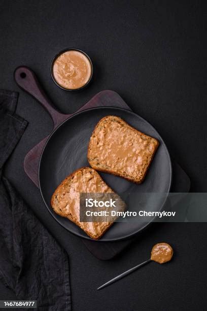 검은 세라믹 접시에 빵과 땅콩 버터로 구성된 영양가있는 샌드위치 땅콩버터에 대한 스톡 사진 및 기타 이미지 땅콩버터 빵 갈색 Istock