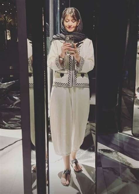 عکس پاهای لخت پردیس احمدیه در مکان عمومی قبلا با حجاب تر بود