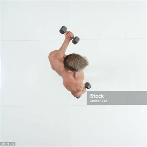 전체 길이 1 인 1 인 직접 위의 보기 2029 세 성인 잘 생긴 사람 짧은 머리 백인 남성 젊은 남자 운동 서 세미 드레스 보드 반바지 수영복 반바지 20 29세에 대한