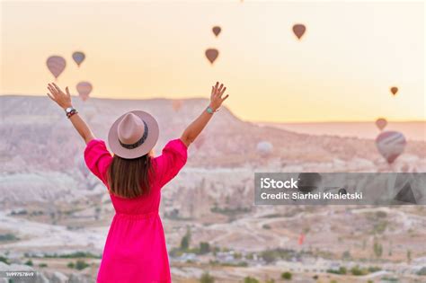 두 팔을 벌려 아나톨리아 카파도키아에서 풍선 비행을 즐기는 무료 행복한 소녀 여행자 네브셰히르 괴레메의 아름다운 목적지 관광객에 대한 스톡 사진 및 기타 이미지 Istock