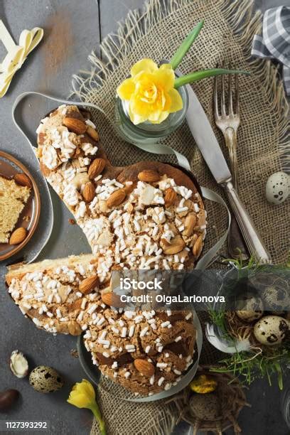 Colomba이탈리아 부활절 오래 된 소박한 회색 보드에 케이크 비둘기 선택적 초점 무료 텍스트 공간입니다 공휴일에 대한 스톡