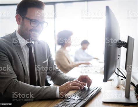 사무실에서 일하고 브레인스토밍 하는 비즈니스 사람들 개념에 대한 스톡 사진 및 기타 이미지 개념 교육 기업 문화 Istock