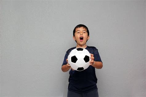 Hispanic Latino 8 Jaar Oude Jongen Speelt Met Een Voetbalbal Die Erg Enthousiast Is Dat Hij Het