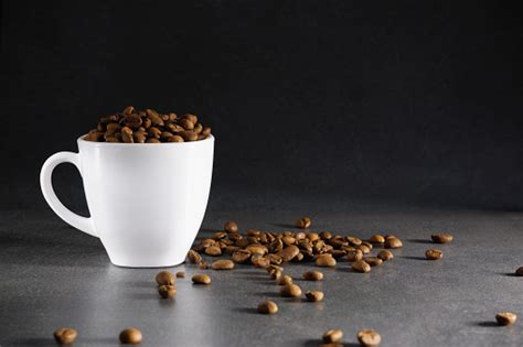 커피 콩을 곁들인 화이트 컵 회색 돌 배경 흩어져 있는 커피 콩 0명에 대한 스톡 사진 및 기타 이미지 0명 건조 식품 검은색 Istock