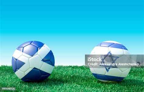 녹색 잔디에 깃발 색상에 두 축구 공 스코틀랜드와 이스라엘 0명에 대한 스톡 사진 및 기타 이미지 0명 2020년 3차원 형태 Istock