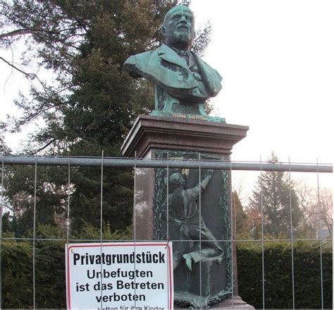 Salzufler Statue Von Eduard Hoffmann Wird Mit Gittern Geschützt Lokale Nachrichten Aus Bad