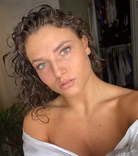 Jade Chynoweth Style Clothes Outfits And Fashion Celebmafia