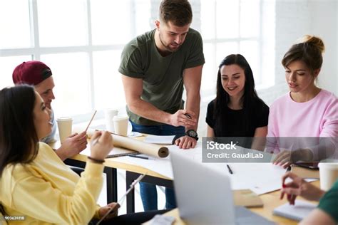 협력 프로젝트 논의 아이디어와 개선 학생 들의 솔루션에 도면 작업 함께 브레인 스토밍 세션 그리기 동안 디자이너의 크리에이 티브 팀 회의 스튜디오에서 스케치 건축가에 대한