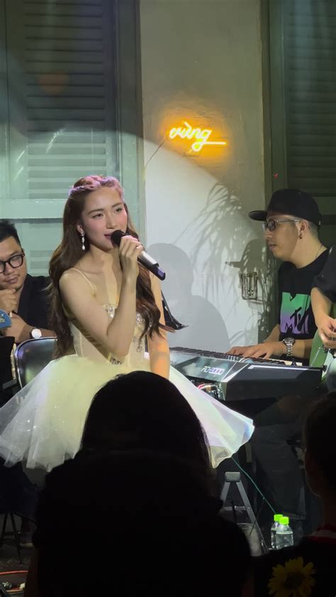 Nữ Ca Sĩ Xinh đẹp Hoà Minzy Bất Ngờ Xuất Hiện Trong Sự Bất Ngờ Của