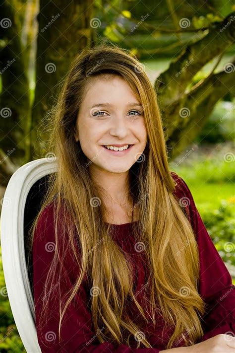 усмехаться школы девушки стоковое фото изображение насчитывающей женщина 15870908