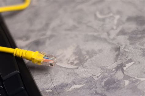 플라스틱 커넥터와 복사 공간 오래 착용 하 고 긁힌 콘크리트 바닥에 검은 키보드는 컴퓨터에 대 한 노란색 네트워크 케이블 0명에 대한 스톡 사진 및 기타 이미지 Istock