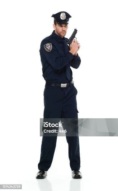 3039세 성인 잘생긴 남성 청년 경찰 보안 요원 착용 유니폼 넥타이 모자 배지 중대 자신감 집중력 무기 범죄 의 한 남자 전체 길이 정면 보기 30 34세에 대한 스톡