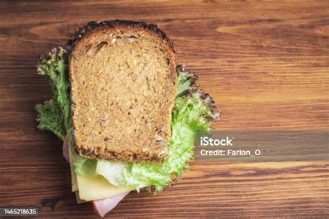 나무 보드에 햄 치즈 토마토 샐러드 양상추와 샌드위치 상위 뷰 건강한 식생활에 대한 스톡 사진 및 기타 이미지 건강한 식생활 고기 구운 식품 Istock