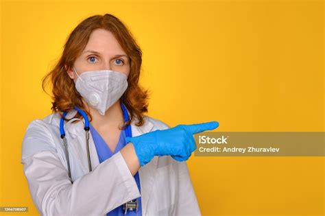 의학 항 바이러스 안경의 의사는 측면에 손가락을 표시 노란색 배경에 텍스트 공간을 복사 보호 마스크와 의료 용 모자에 간호사의 클로즈업 35 39세에 대한 스톡 사진 및