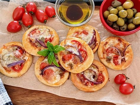Quick And Easy Mini Pizzas These Cute Little Pizzas Disappear In One Bite