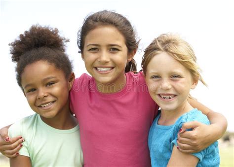 Jeunes Filles Dans Le Jeu En Stationnement Photo Stock Image Du