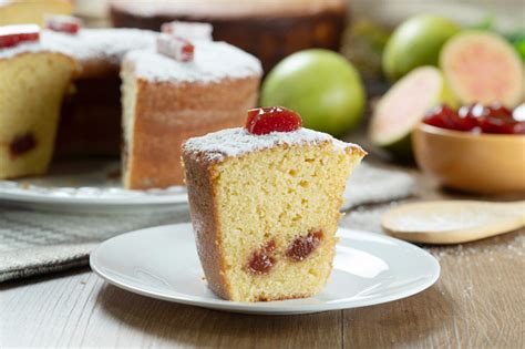 구아바 페이스트로 채워진 옥수수 가루 의 일종으로 만든 브라질 옥수수 케이크 조각 나무 파티 테이블에 유월 축제의 전형적인 과자 콘밀 케이크 구아바에 대한 스톡 사진 및