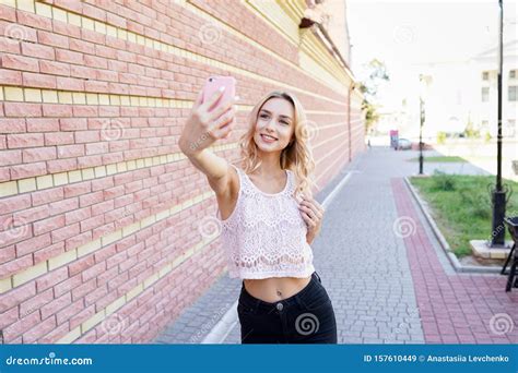 Selfie Linda Garota Tirou Fotos De Si Mesma Instagram Imagem De Stock Imagem De Bonito
