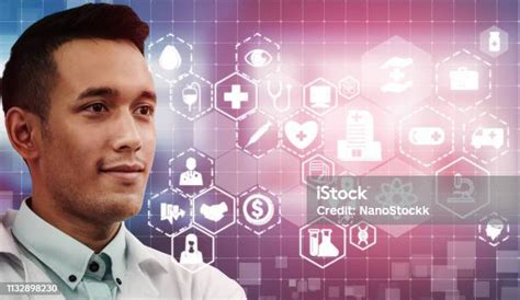 건강 보험 개념건강 보험을 가진 병원에서 의사 관련 아이콘 의료 인력 자금 계획 위험 관리 의료 치료 및 보장 혜택을 보여주는 그래픽 인터페이스 건강관리와 의술에 대한 스톡