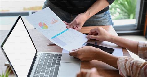 사무실에서 새로운 프로젝트를 위해 함께 일하는 두 명의 비즈니스 동료 사진 Unsplash의 그래프 이미지