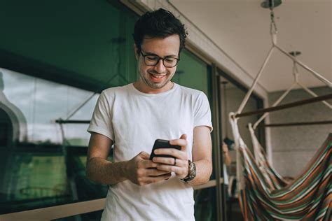 개인 걱정 없는 기술 기술 중독 기술에 정통한 남성 남자 낮 내용 노천 느긋한 도시 환경 도시의 디지털 기기 디지털 시대 라이프스타일 레저
