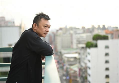 「眾生皆苦，佛陀若是看見，怎能常掛笑臉，不怒不悲。膜拜死物，為佛像點晴，不如點亮自身內心最黑暗的地方，渡人渡己。」