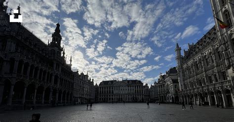 벽돌 길을 걷는 사람 사진 Unsplash의 무료 이미지