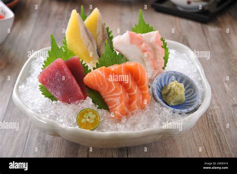 Authentic Japanese Sashimi Platter ，fresh Sashimi Set On Ice Japanese