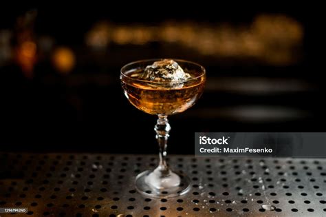 바 카운터에 얼음 큐브 스탠드와 알코올 음료의 투명 와인 유리 0명에 대한 스톡 사진 및 기타 이미지 0명 각얼음 갈색 Istock