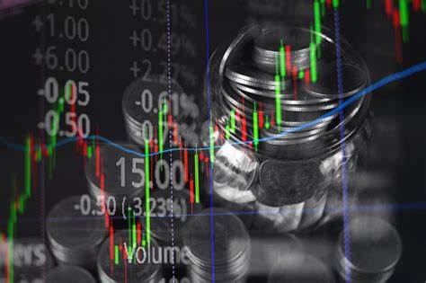 주식 시장 스크린 차트 보드와 캔 들 스틱 금융 비즈니스 및 투자 분석 개념에 대 한 동전 스택의 이중 노출 가격에 대한 스톡 사진 및 기타 이미지 Istock