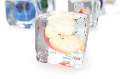 아이스 큐브 필드 효과의 깊이 가진 흰색 절연에 사과 신선한 딸기와 큐브 아이스 얼음 조각 3d에 냉동 딸기 과일 렌더링 0명에 대한 스톡 사진 및 기타 이미지 Istock