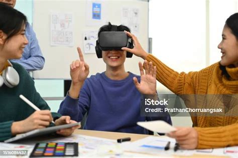 혁신 시작 및 기술 개념입니다 가상 현실 고글을 쓰고 회의 중에 공기를 만지는 창조적인 남자 20 24세에 대한 스톡 사진 및 기타 이미지 Istock