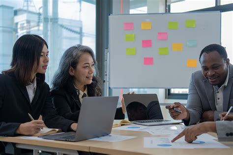 재무 보고서 또는 제안을 위한 비즈니스 회의 기술 및 인력 계획 관리 및 협업 위의 회계 프로젝트 워크플로에 대한 노트북 및 문서에 대한 행복한 토론 20 24세에 대한
