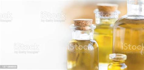 나무 배경에 유리 병에 천연 오일의 구색 화장품의 순수 유기농 성분의 개념 목욕 액세서리 조화로운 분위기 휴식을 취하십시오