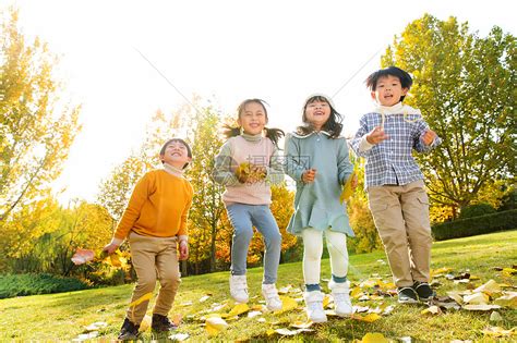 快乐的小朋友们在公园里玩树叶高清图片下载 正版图片507681442 摄图网