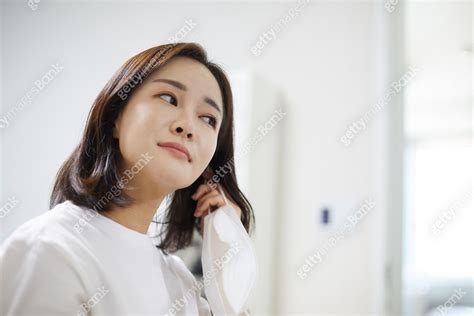 마스크 방호용품 감기예방마스크 마스크 코로나바이러스 바이러스 코로나19 코로나바이러스 불편함 어두운표정 이미지 Jv12115283 게티이미지뱅크