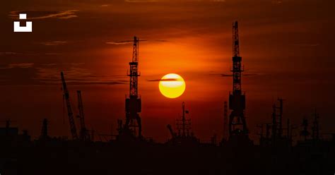 석유 굴착 장치 위로 해가 지고 있다 사진 Unsplash의 무료 해질녘 이미지