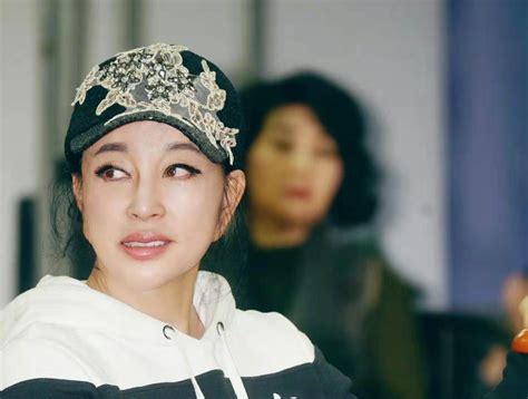 67歲劉曉慶與24歲鮮肉演情侶 舞台上當場卸妝 鏡頭拉近素顏驚人 ＊ 阿波羅新聞網