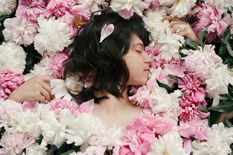 아름 다운 갈색 머리 여자 많은 분홍색과 흰색 모란에서 작 약 꽃 평면도와 행복 Boho 여자 초상화 크리에이 티브 꽃