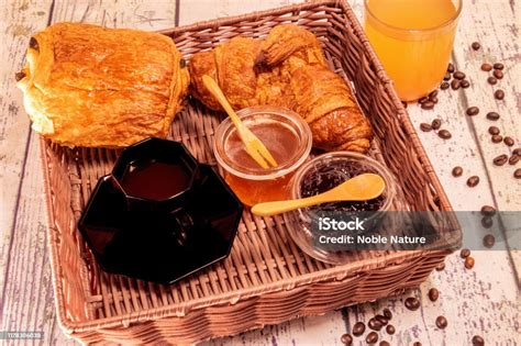 초콜릿 빵 페이스트리와 크루아상 꿀 딸기 잼 신선한 과일 주스 커피 한 잔이 있는 침대에서 아침 식사를 위한 수제 등나무 트레이 0명에 대한 스톡 사진 및 기타 이미지