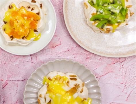 Pavlova With Lemon Curd