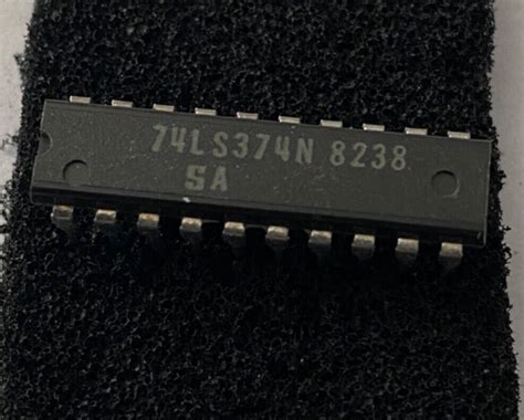 Signetics 74ls374n Octal D Type Flip Flop 3 State Integrated Circuits Ebay