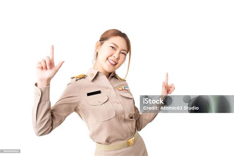 카키색 제복을 입은 태국 정부 공무원이 제품이나 빈 복사 공간을 가리키고 있다 광고 발표 판촉 및 격리된 흰색 배경을 가진 만족스러운 제품의 개념 25 29세에 대한 스톡